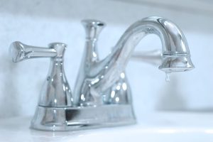 How To Fix A Leaky Compression Faucet (Free Diagram & Checklist ...